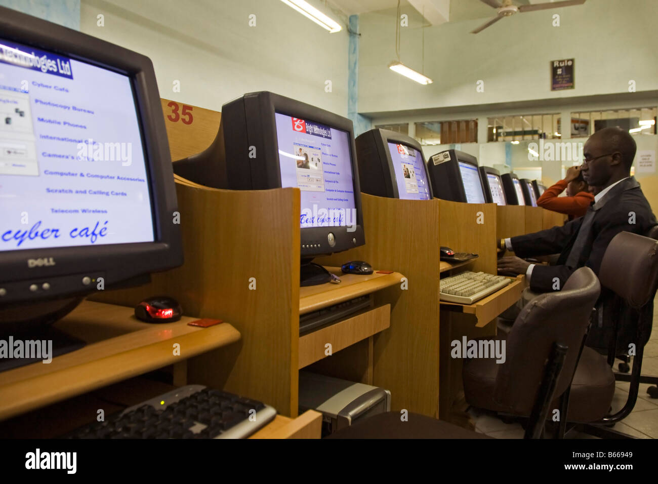 Cyber cafe africa Banque de photographies et d’images à haute résolution - Alamy