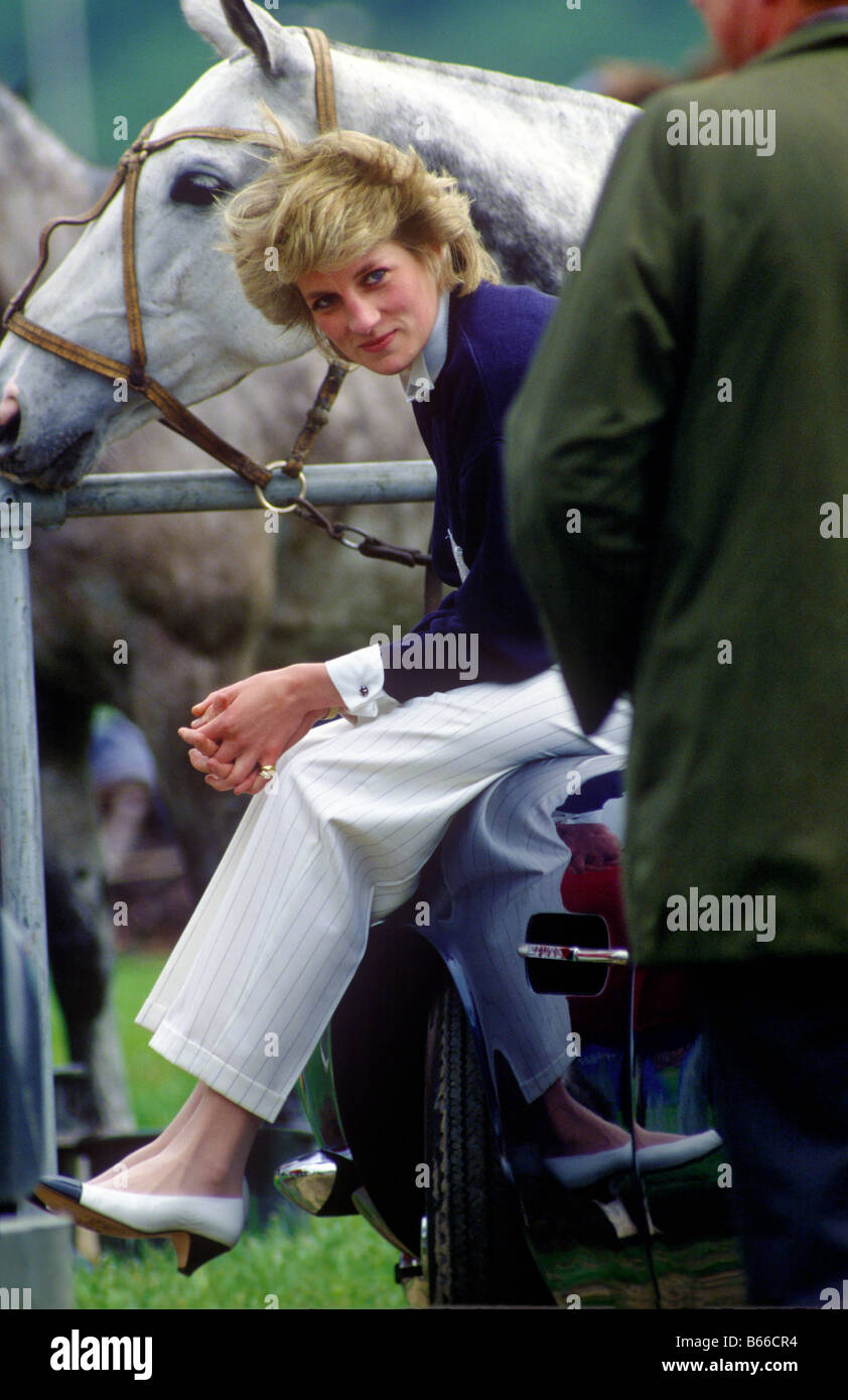 La princesse Diana assis au démarrage du Prince Charles Aston Martin au ...