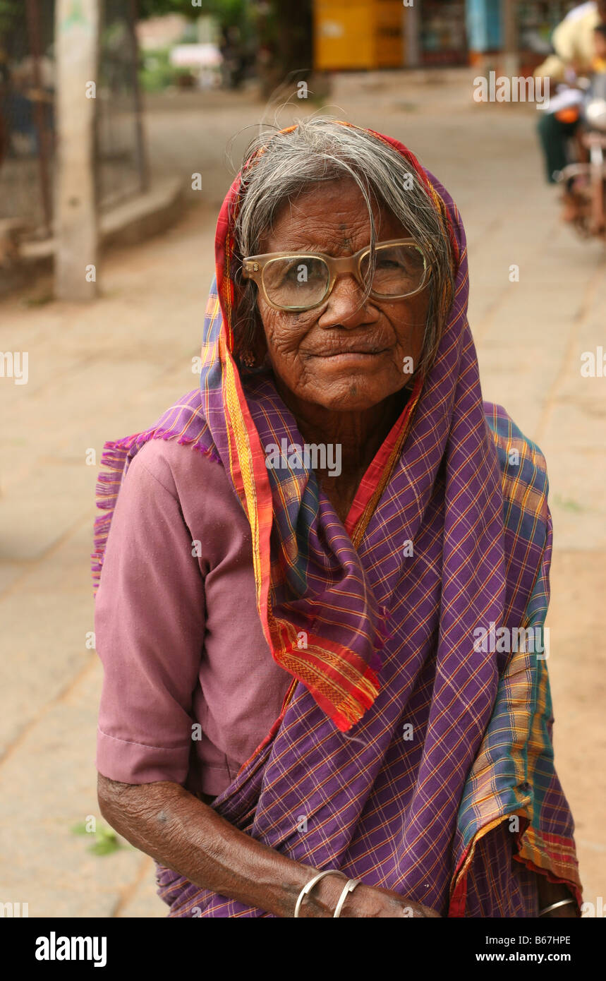 Old lady shawl Banque de photographies et d’images à haute résolution ...