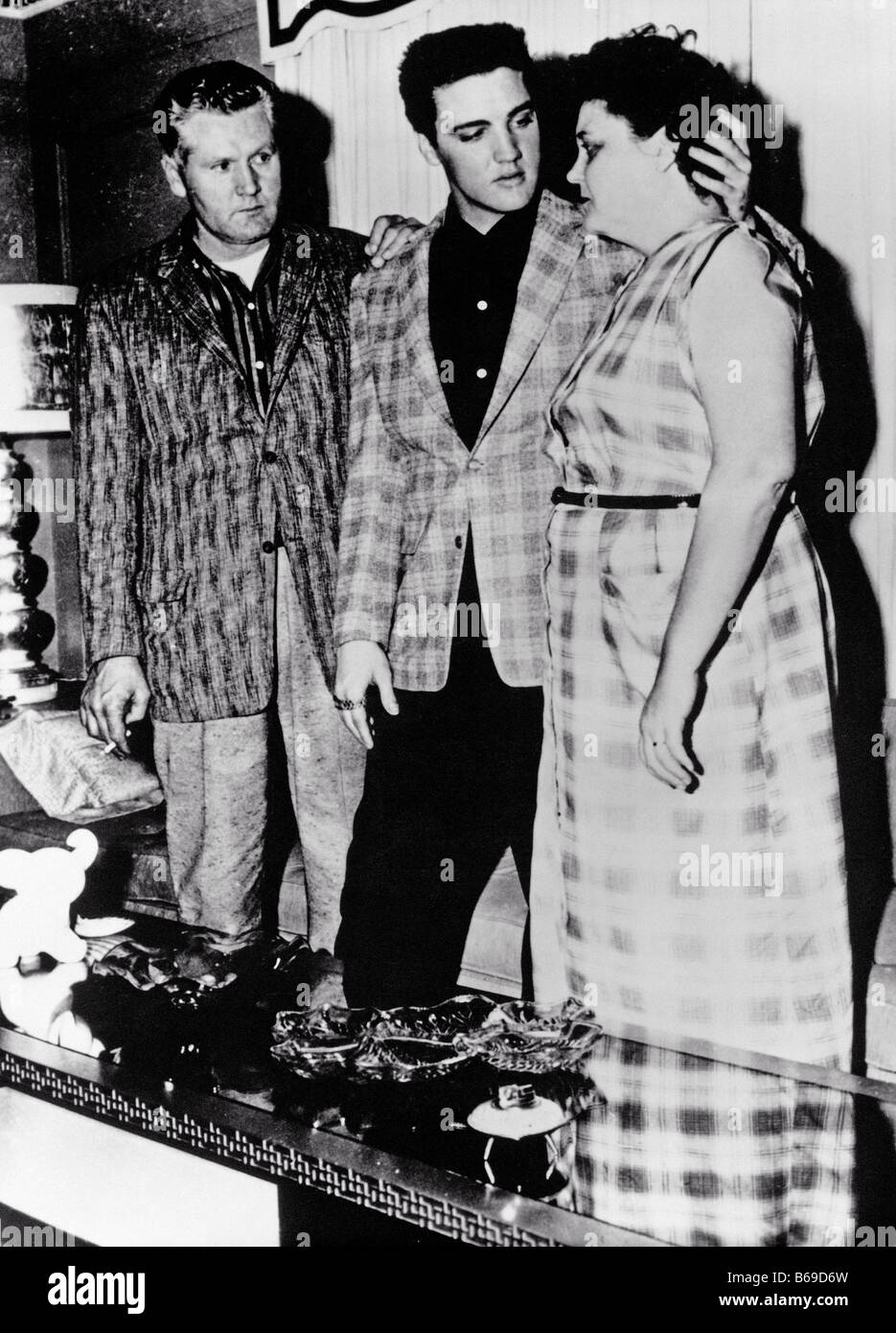 ELVIS PRESLEY avec les parents Vernon et Gladys sur 1958 Photo Stock ...