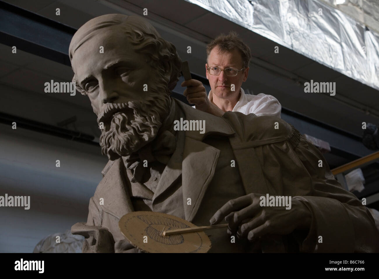 Sculpteur Alexander Stoddart travaillant sur la version d'argile de la ...