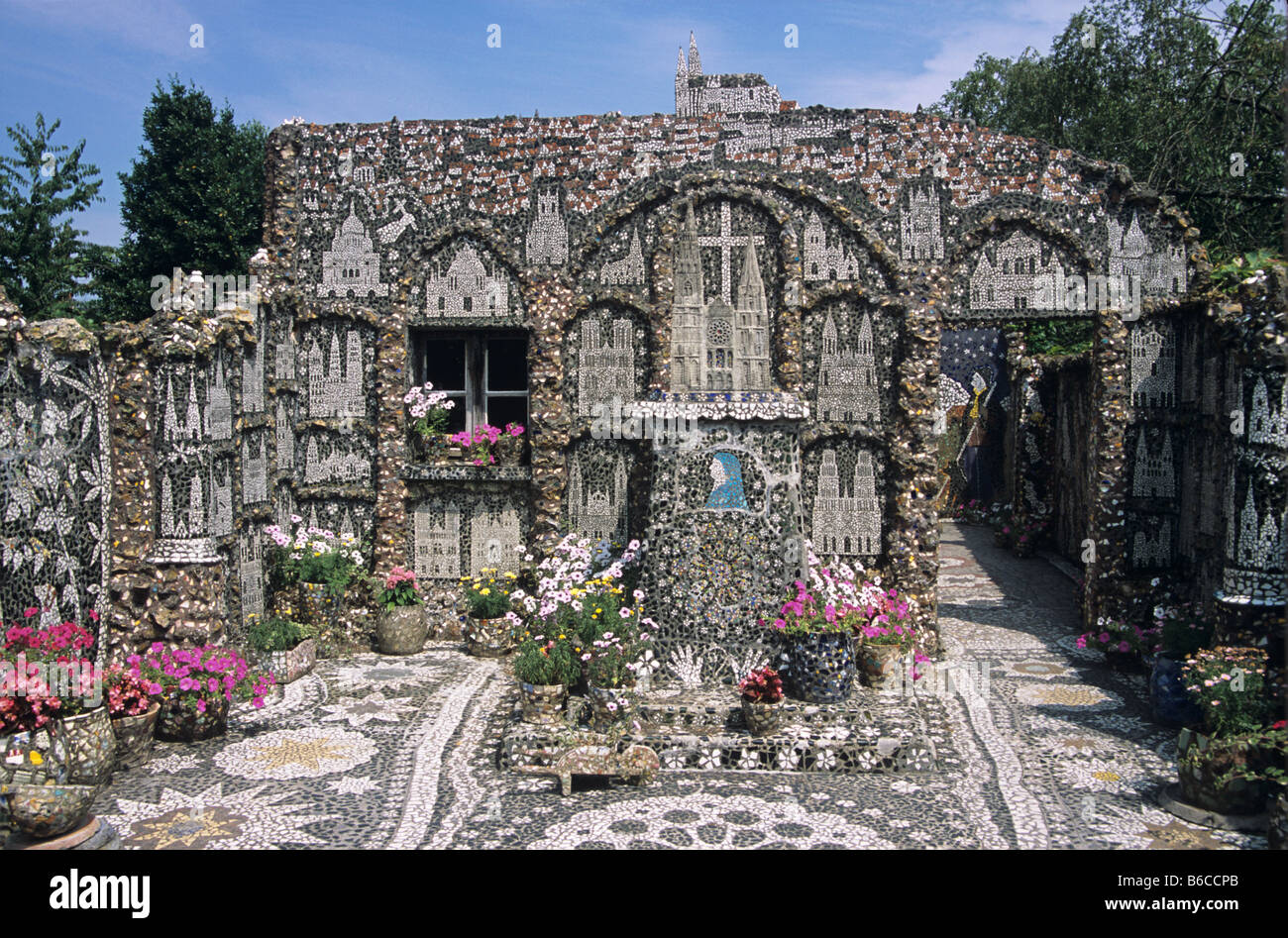 Cour intérieure (Cours du Tombeau) avec des mosaïques de la cathédrale ...
