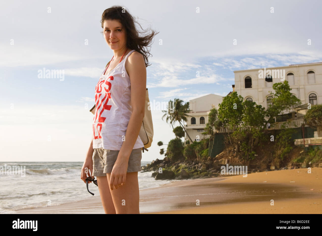 Une jeune femme sur une plage de Columbo avec une aile de l'hôtel Galle ...