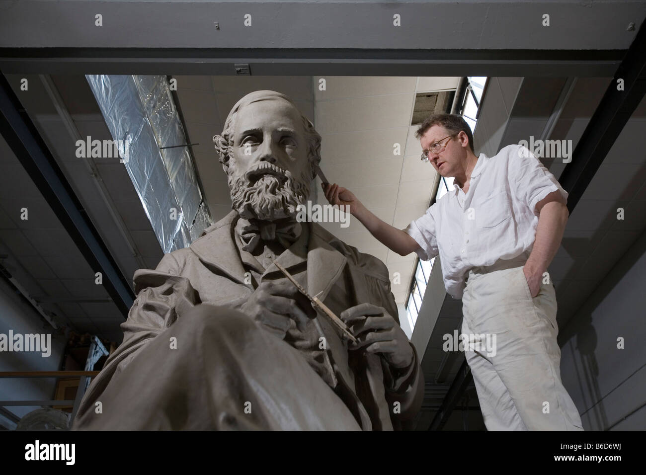 Sculpteur Alexander Stoddart travaillant sur la version d'argile de la ...