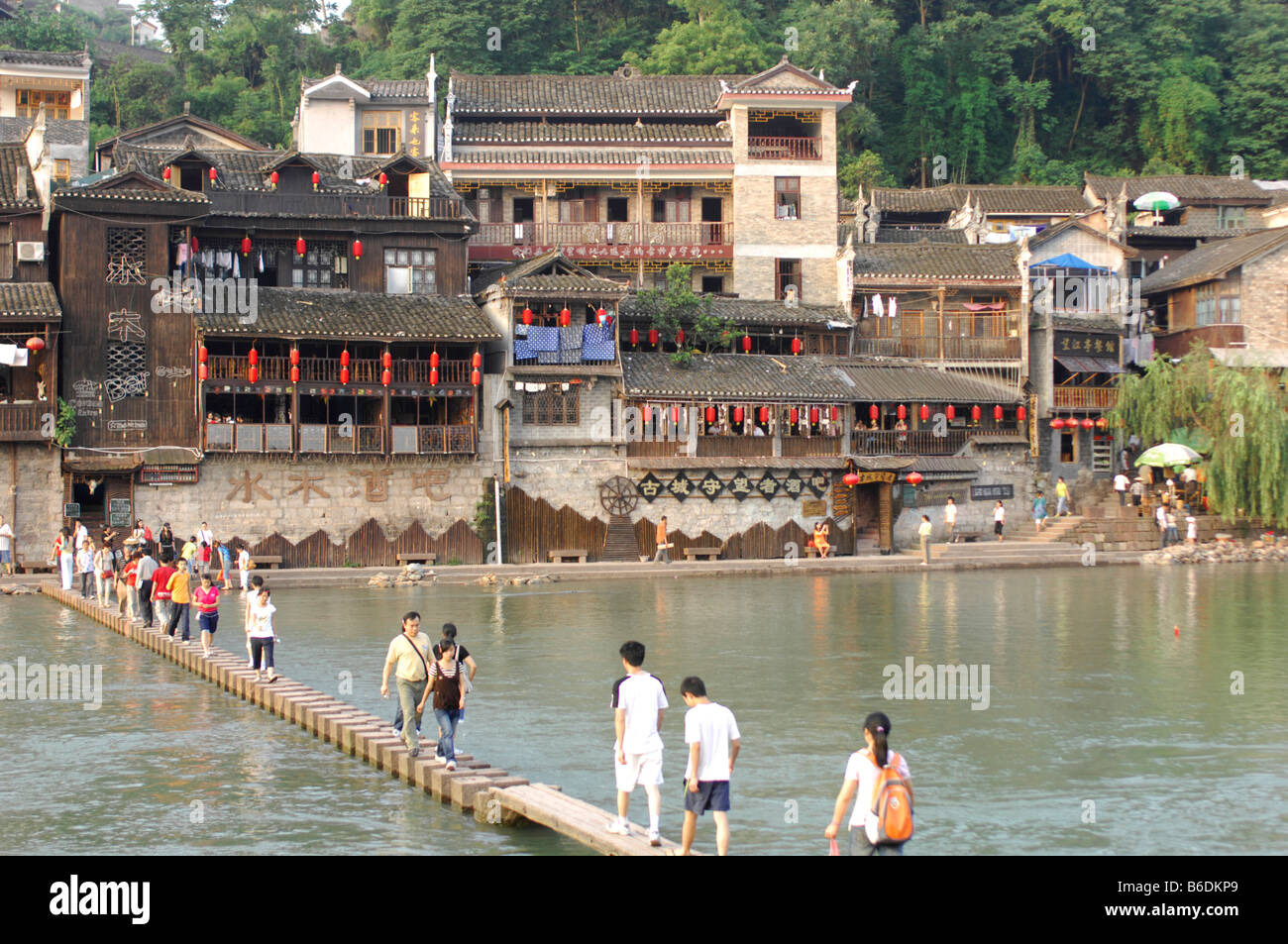 Sur le parcours de la rivière Tuo dans feng huang Cheng ancienne ville ...