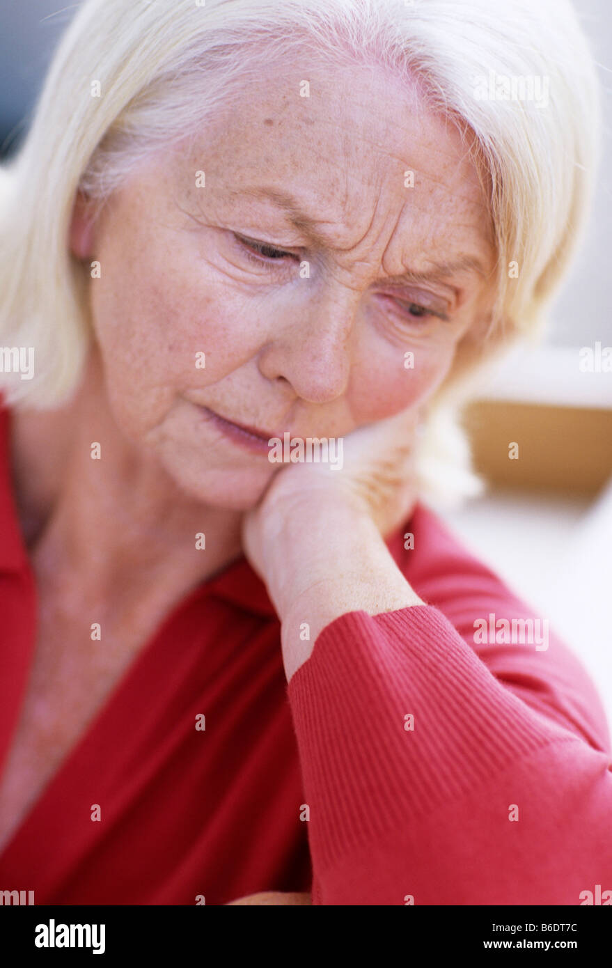 âge 63 ans femme Banque de photographies et d’images à haute résolution ...