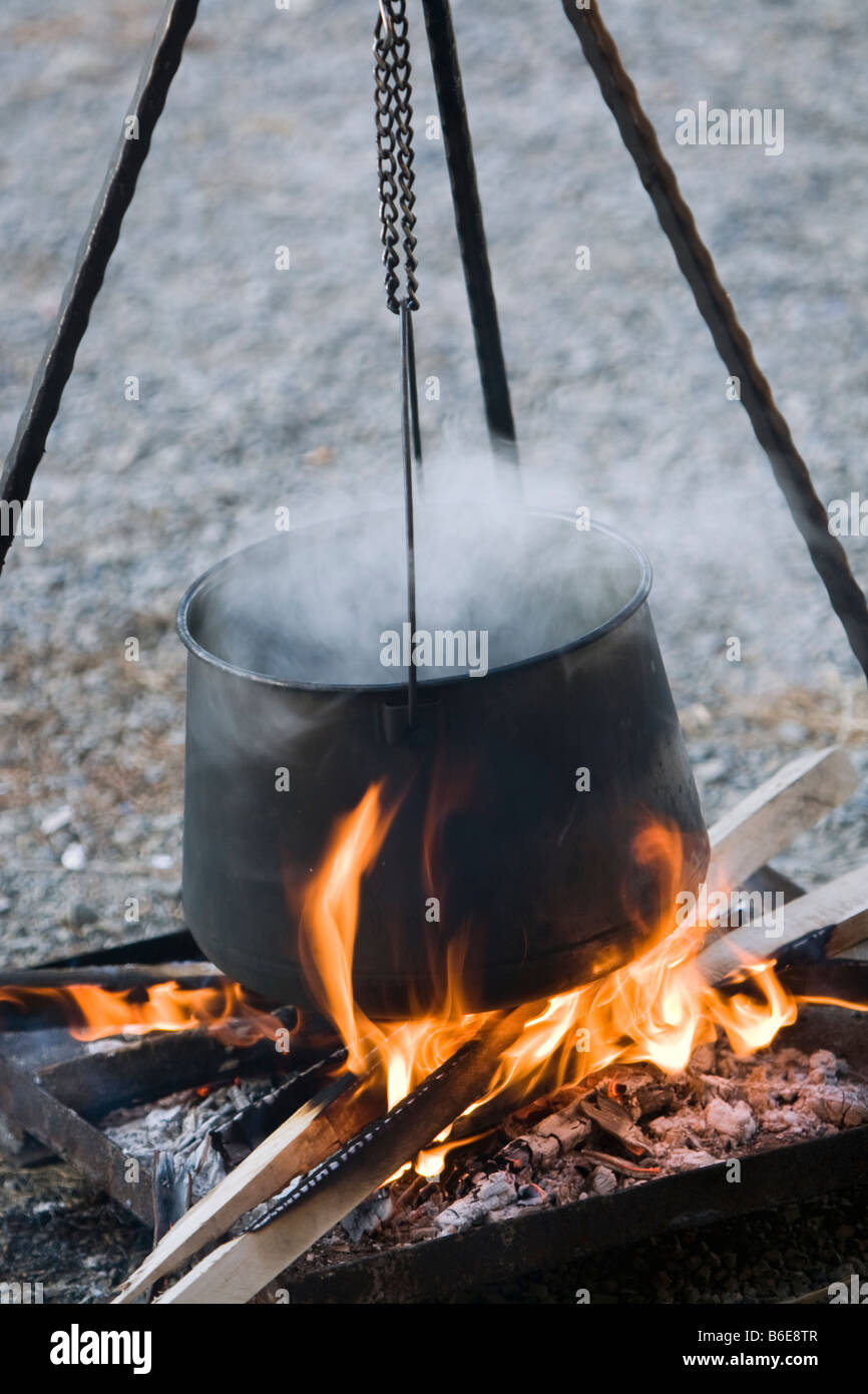 Cuisson au feu de bois Banque de photographies et d’images à haute ...