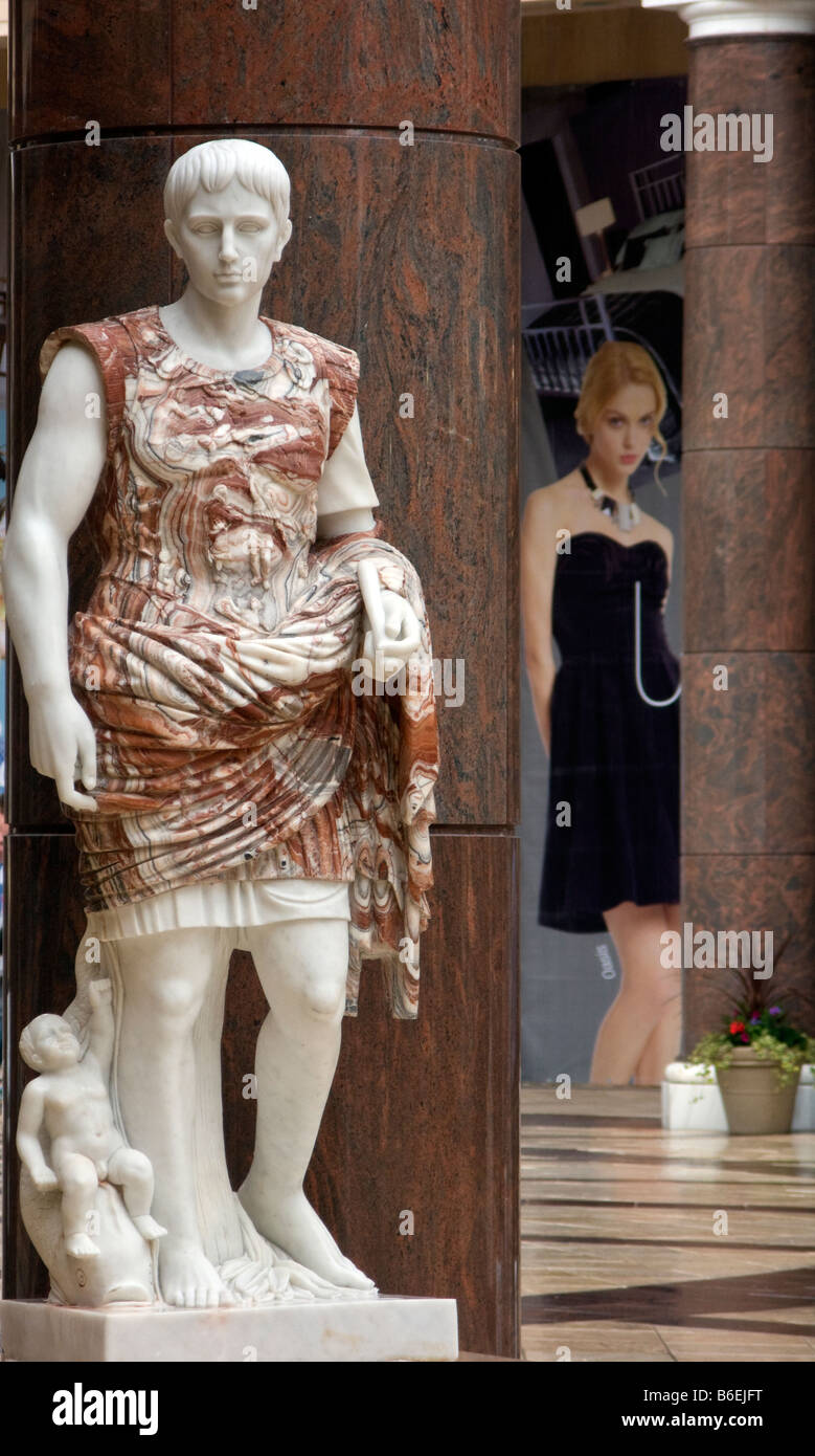 Style classique statue, Barton Square Shopping Centre, qui fait partie ...
