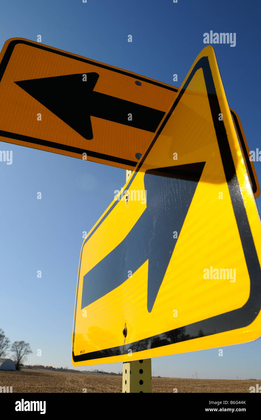 Flèches directionnelles sur la signalisation routière sur une route ...