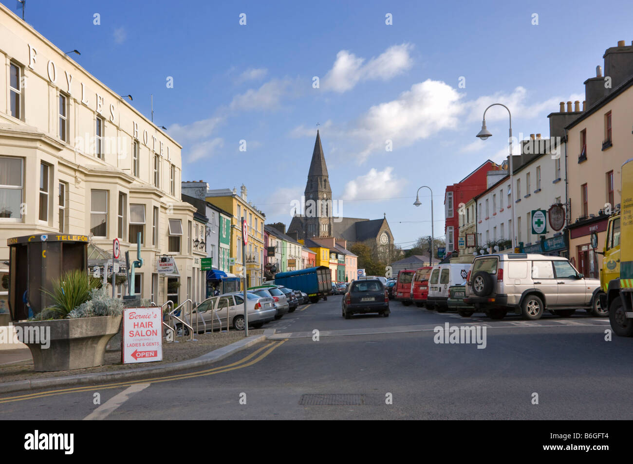 Main street clifden town Banque de photographies et d’images à haute ...