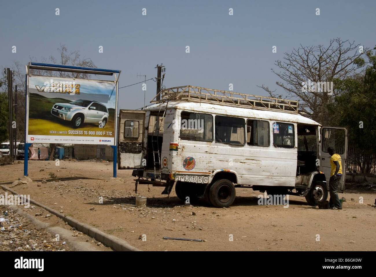 Vieux minibus et de publicité pour les nouveaux Suzuki véhicule quatre ...
