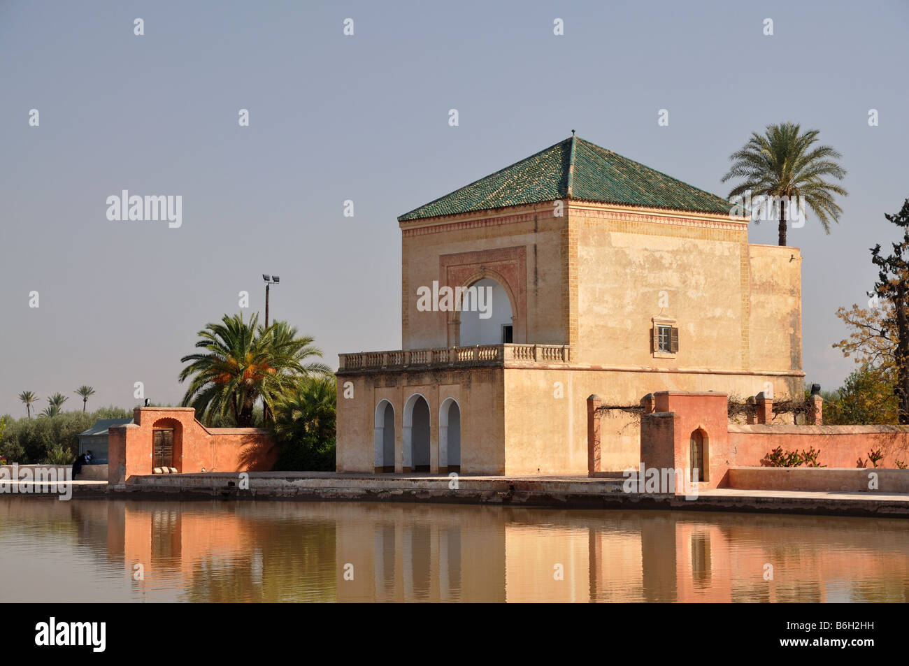Pavillon dans le jardin de la Menara, Marrakech Photo Stock - Alamy