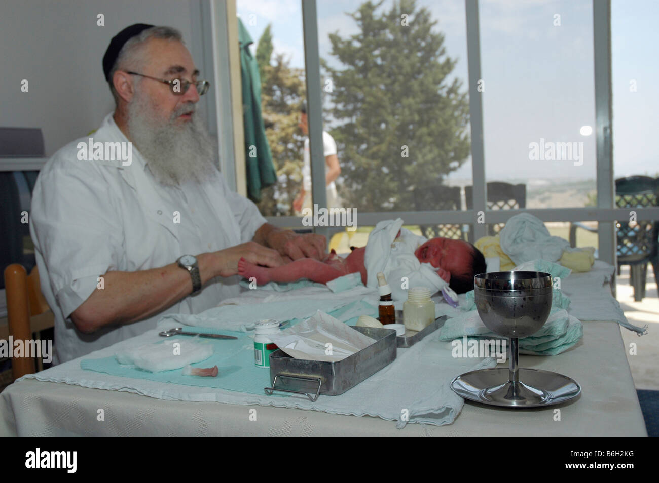 La circoncision Brit Mila cérémonie juive fait quand le bébé garçon est ...