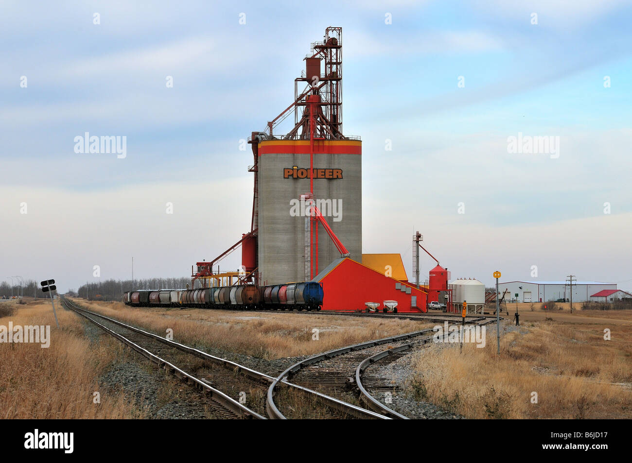 Train loading grain grain elevator Banque de photographies et d’images ...