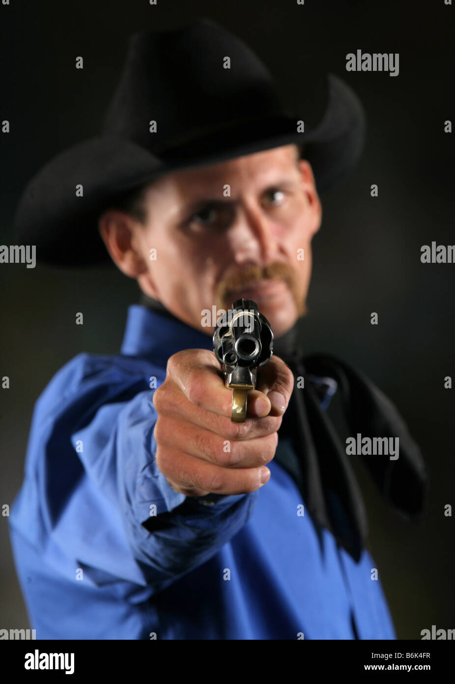 Aiming cowboy revolver Banque de photographies et d’images à haute ...