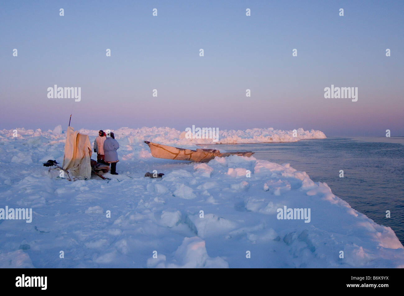Les baleiniers de subsistance inupiak en peau de phoque avec un voile ...