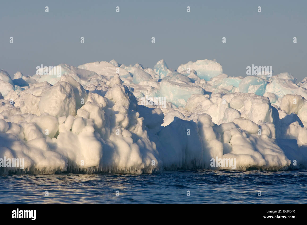 Paysage de la lisière de glace de mer dans une coupure dans la banquise ...
