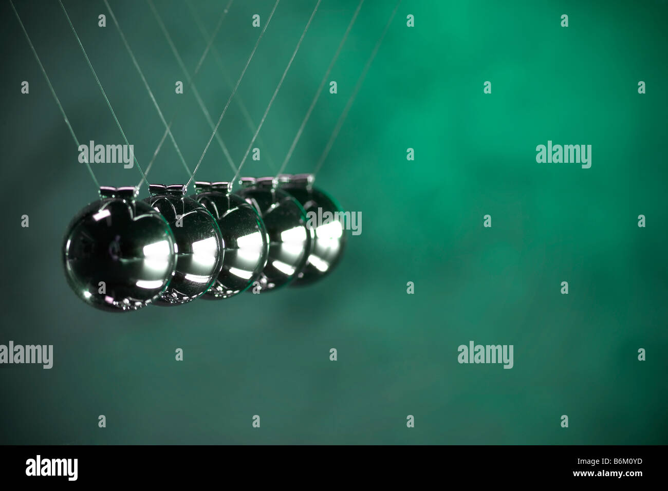 Newtons cradle Banque de photographies et d’images à haute résolution ...