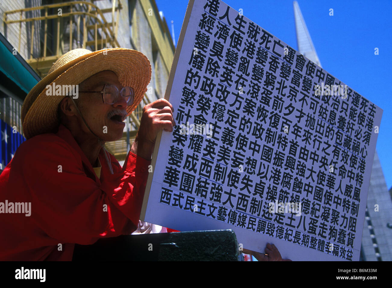 Old Chinese man holding sign avec caractères chinois à San Francisco ...