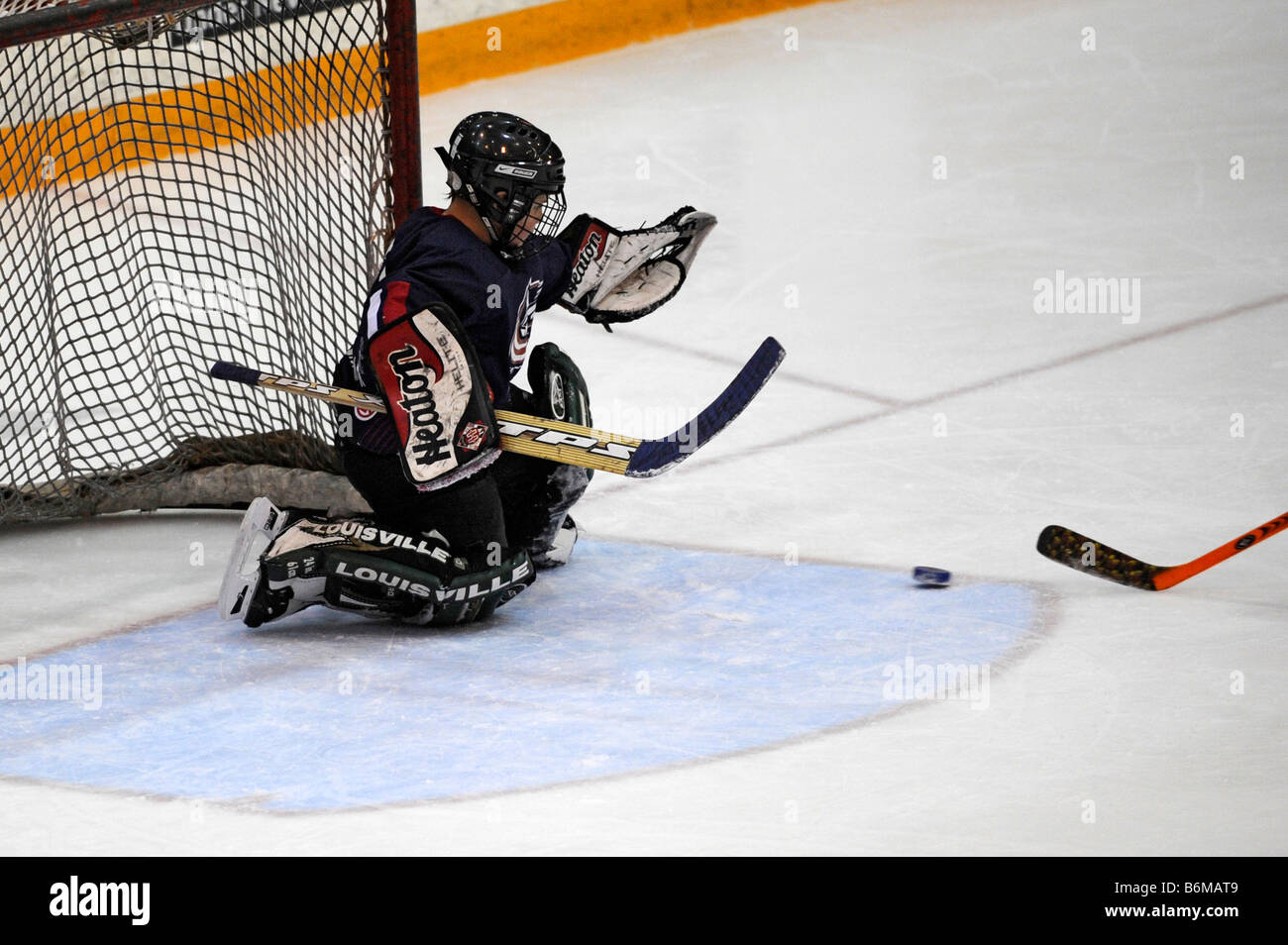 Jouer au hockey sur glace Banque de photographies et d’images à haute ...