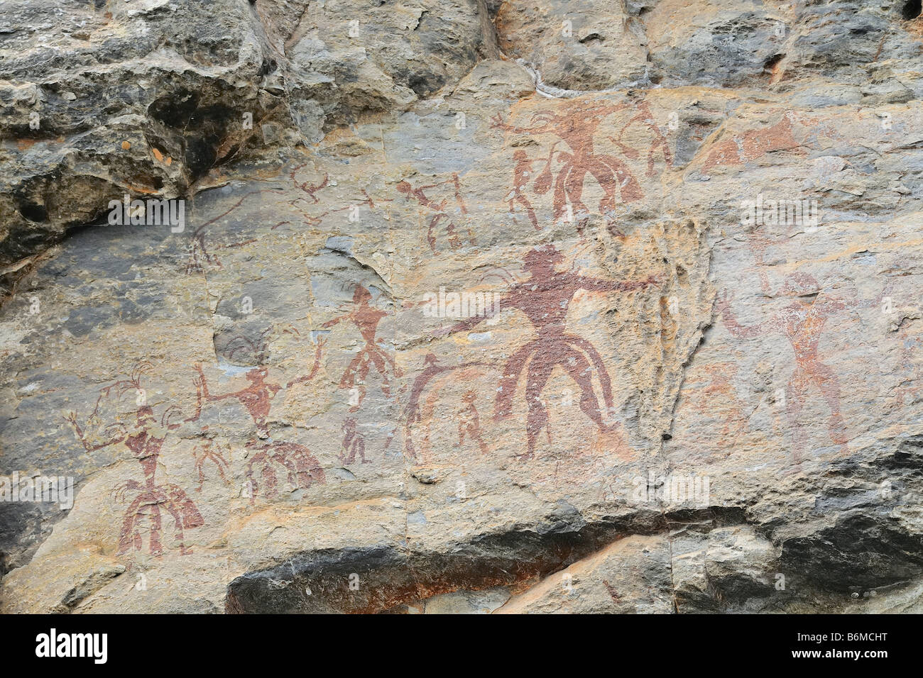Stone age rock paintings près du réservoir du barrage Sri Nakharin Lake ...