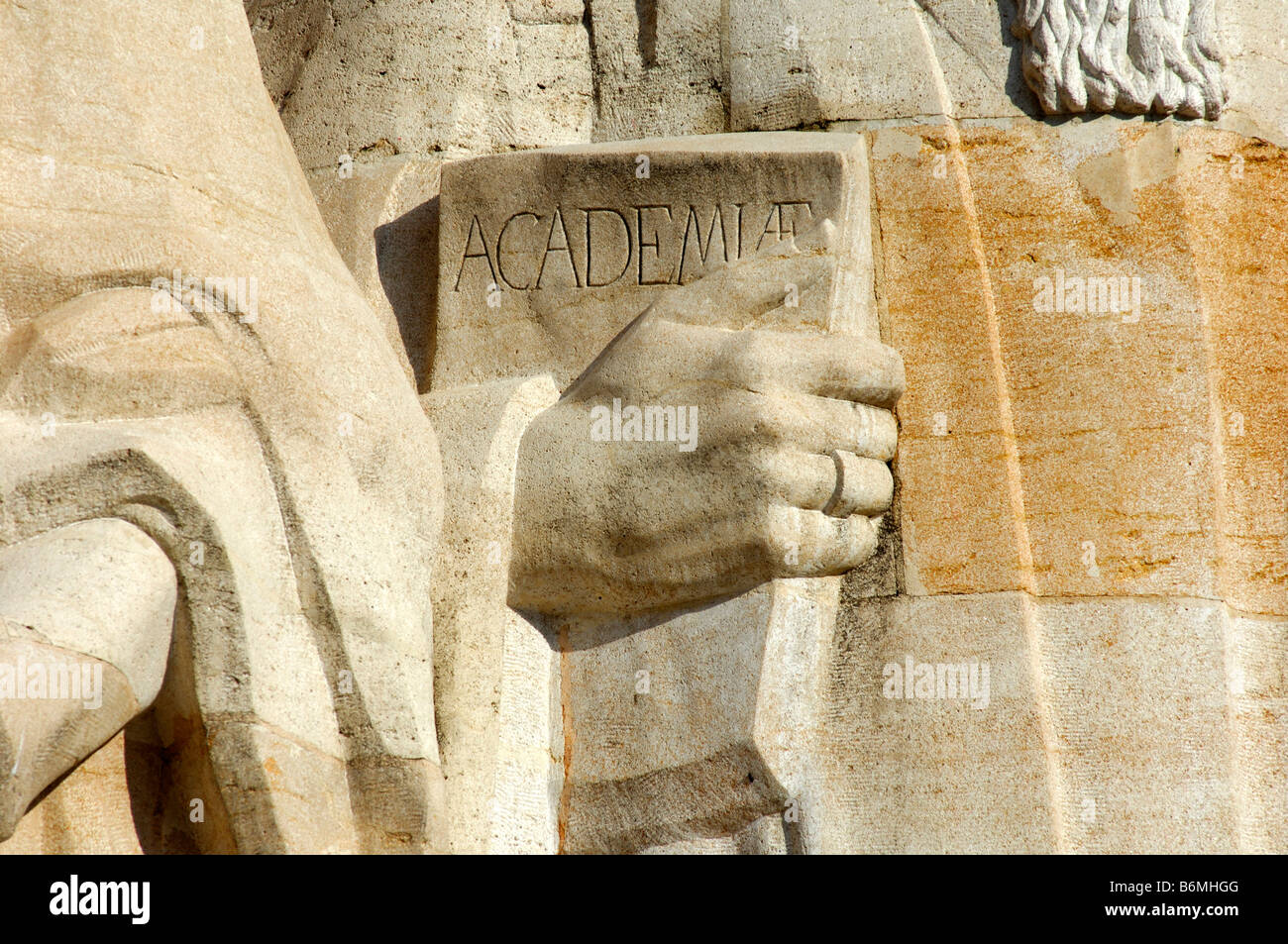 Détail de la sculpture de Théodore de Bèze avec un livre à la main, mur ...