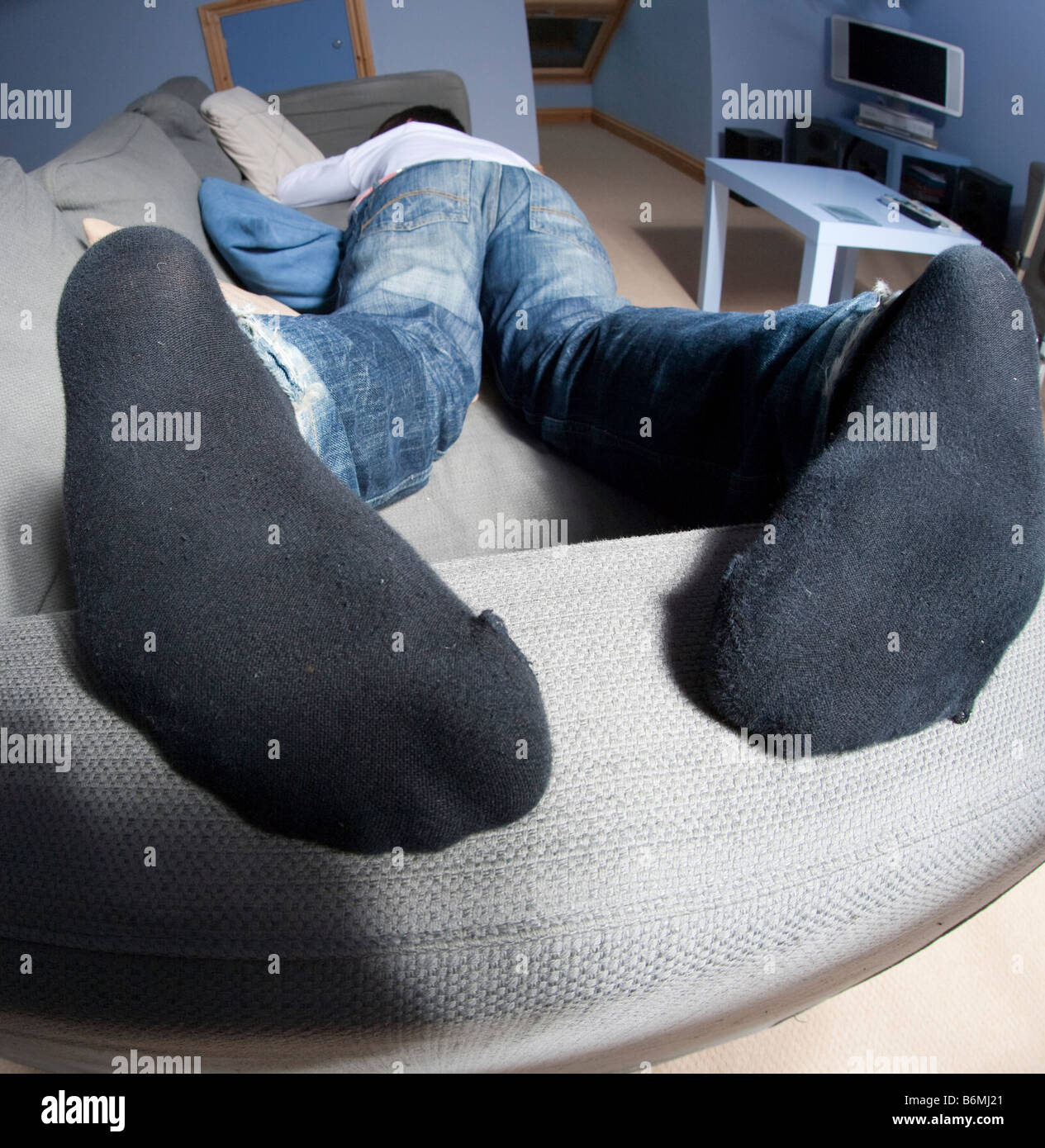 Teen boy sleeping on couch Banque de photographies et d’images à haute ...