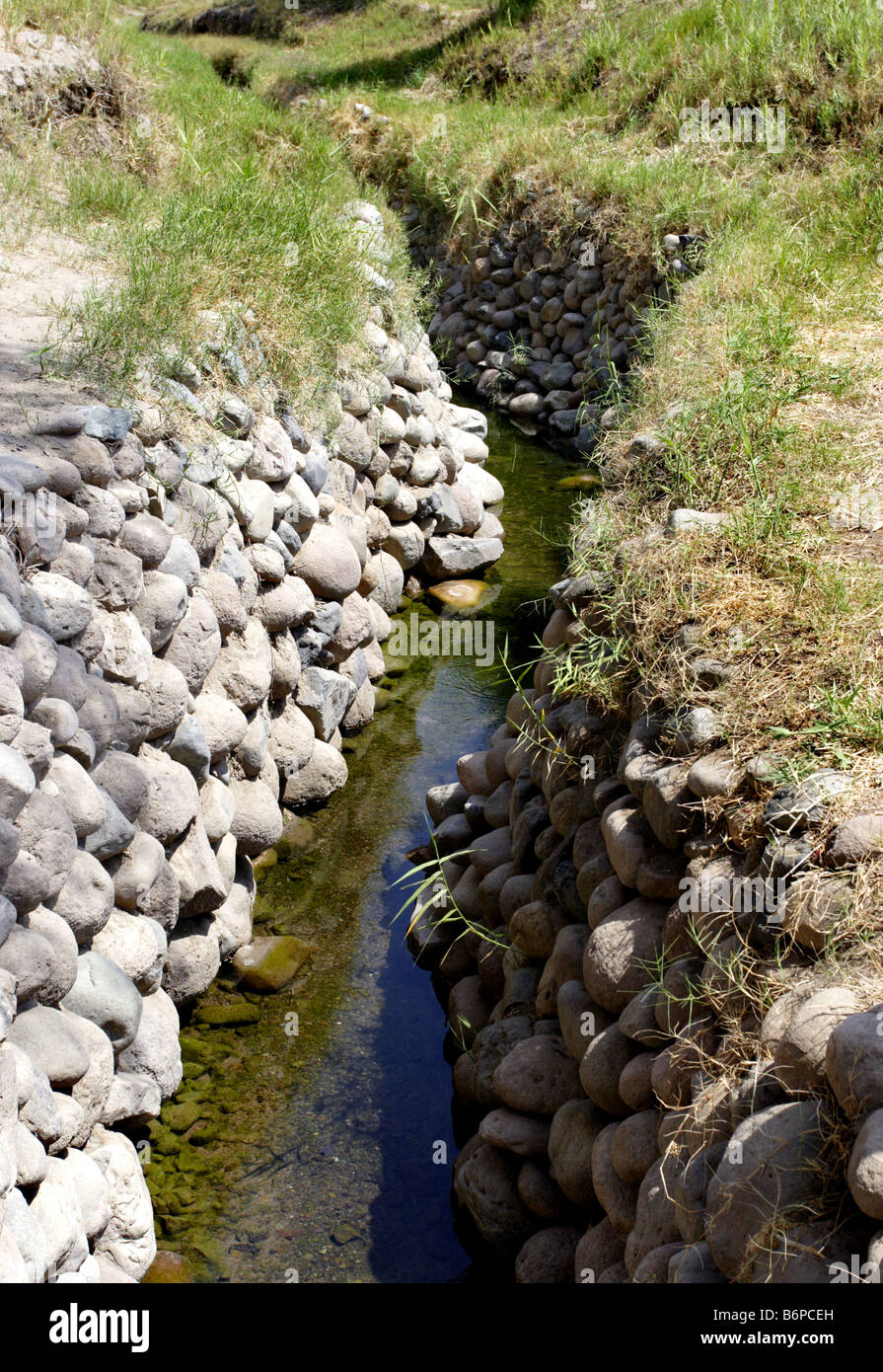 Inca irrigation channel Banque de photographies et d’images à haute ...