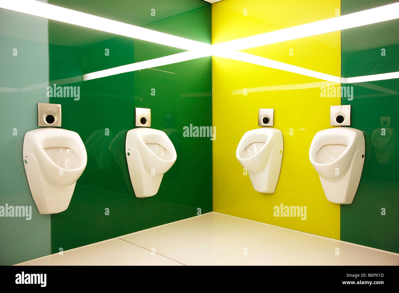 Toilettes homme Banque de photographies et d’images à haute résolution ...