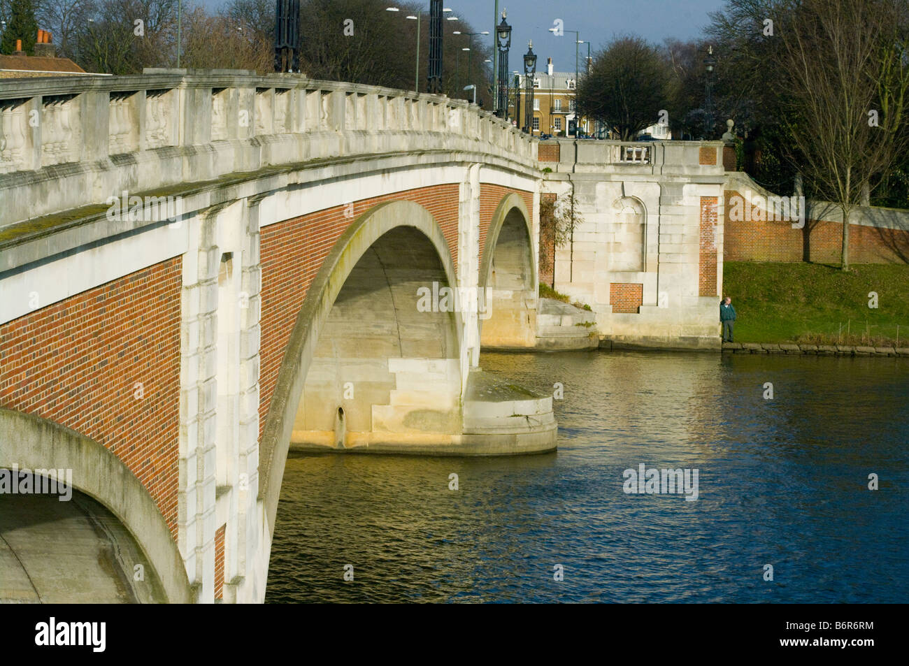 Hampton court bridge Banque de photographies et d’images à haute ...