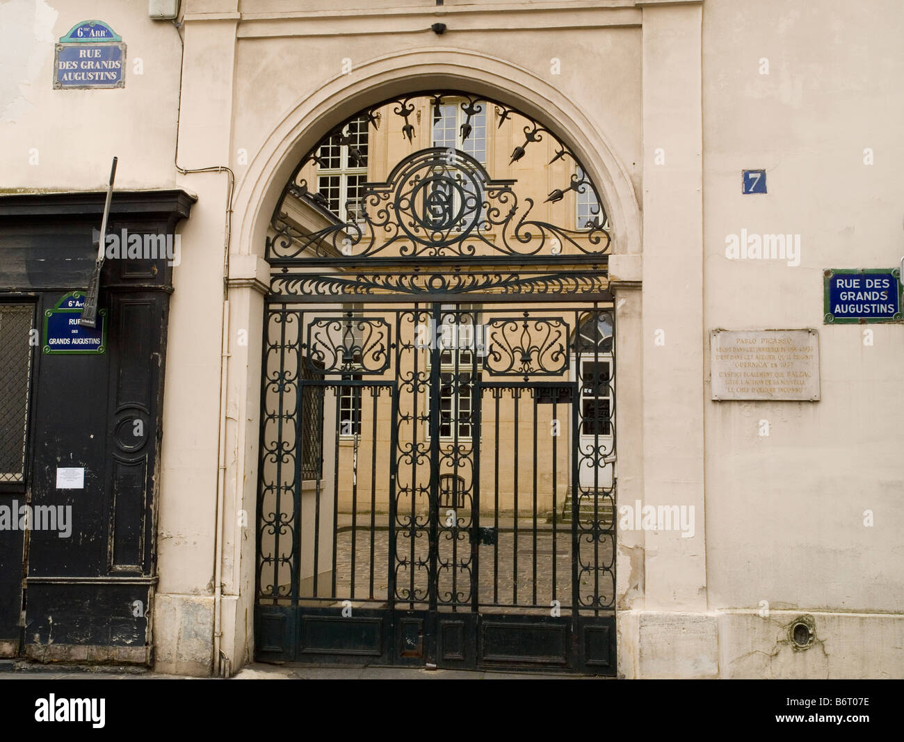 Rue des grands augustins Banque de photographies et d’images à haute résolution - Alamy