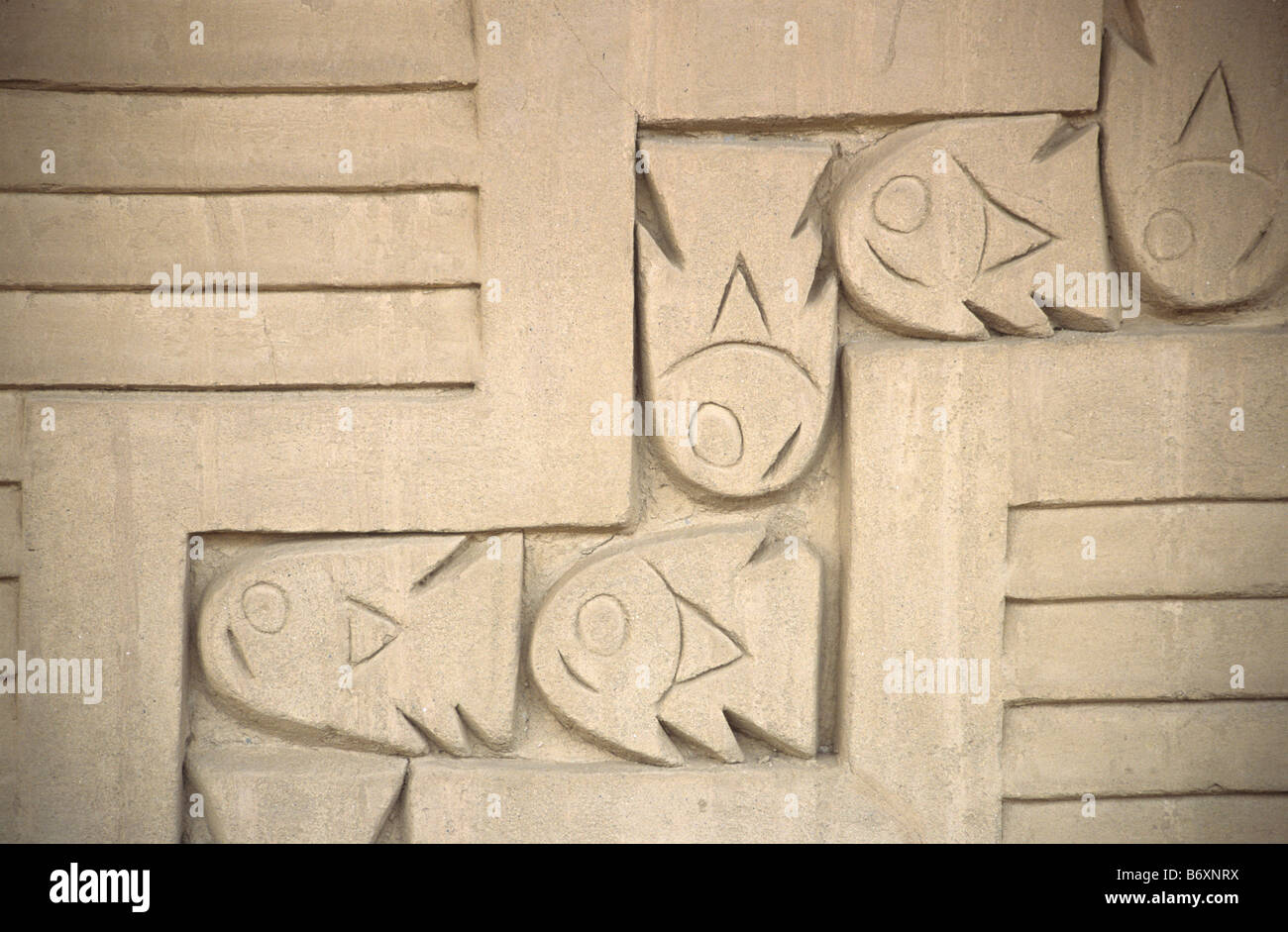 Détail de la frise en adobe des figures de poisson dans le couloir des ...