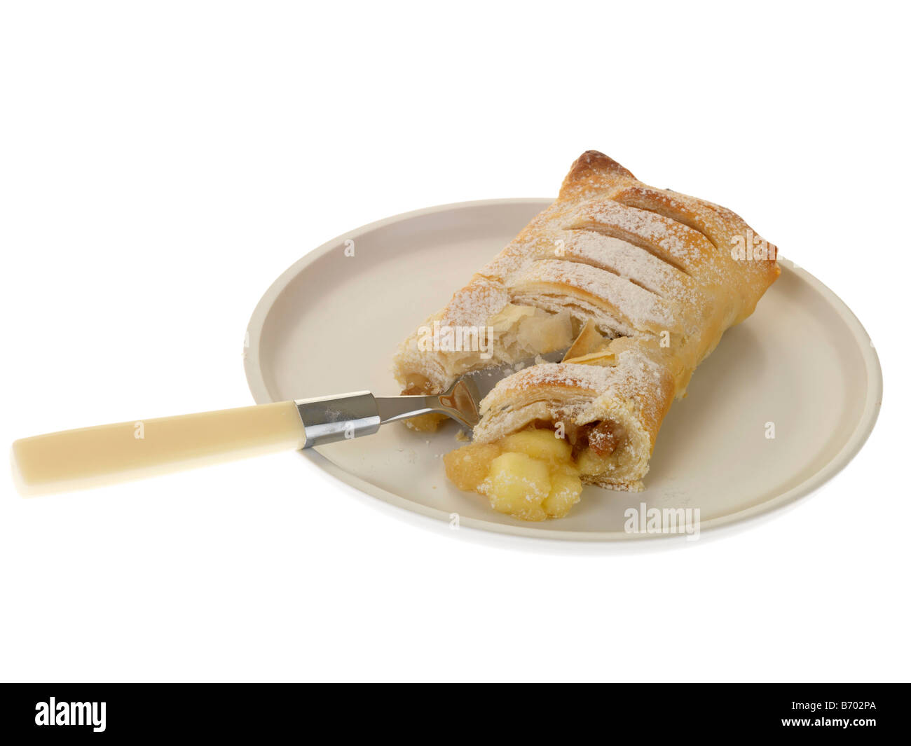 Du Strudel aux pommes feuilletée Dessert isolé sur un fond blanc avec ...