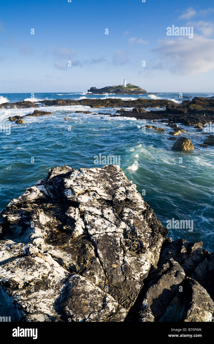 L'île de Godrevy et phare de Godrevy point au nord de la côte de ...