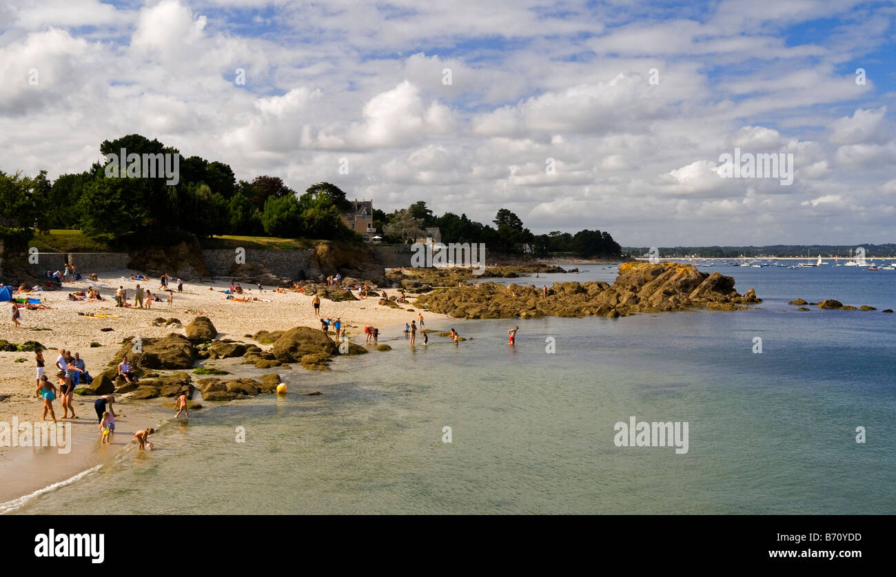 Plage de Beg Meil près de Concarneau dans le sud de la Bretagne France ...