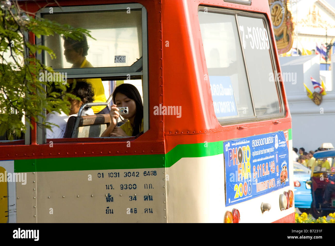 Une fille qui prend le bus Banque de photographies et d’images à haute ...