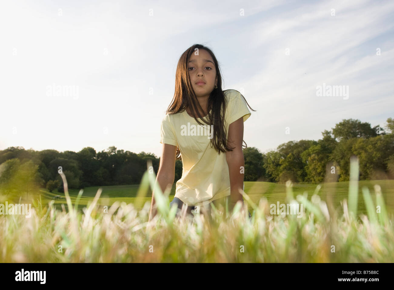 Fille De 8 Ans Assise Dans Un Parc Banque De Photographies Et Dimages