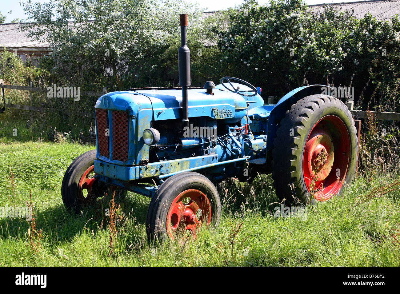 Old classic fordson major tractor Banque de photographies et d’images à ...