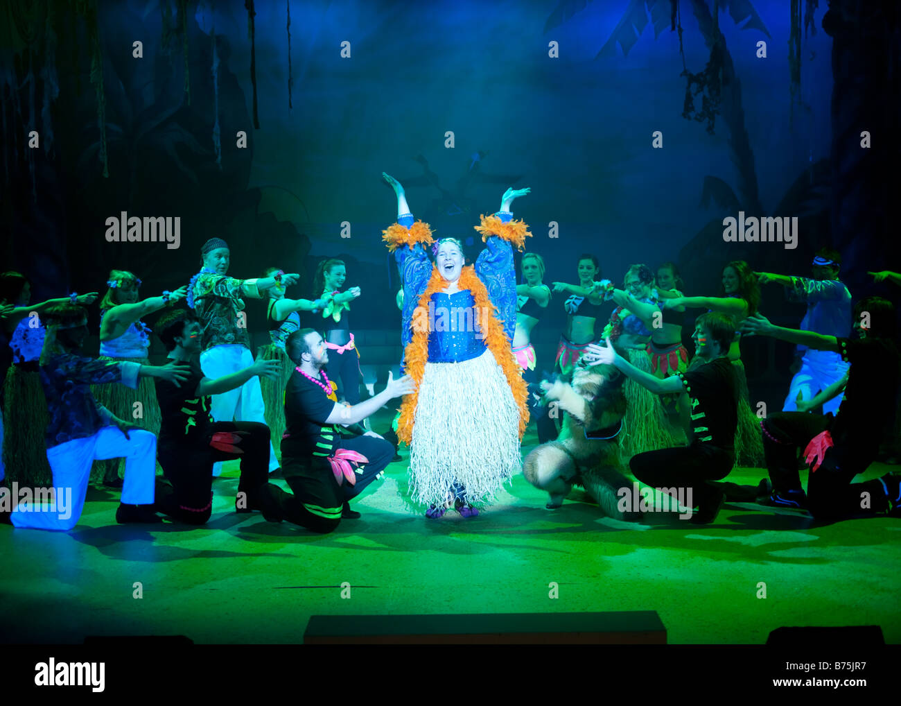 La troupe de théâtre amateur d'une entreprise assurant la Sinbad le ...