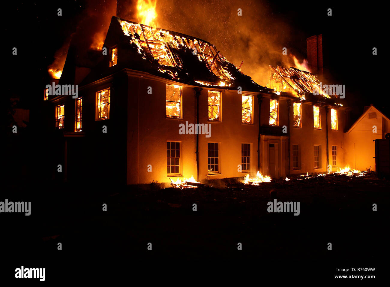 Manor house fire Banque de photographies et d’images à haute résolution ...