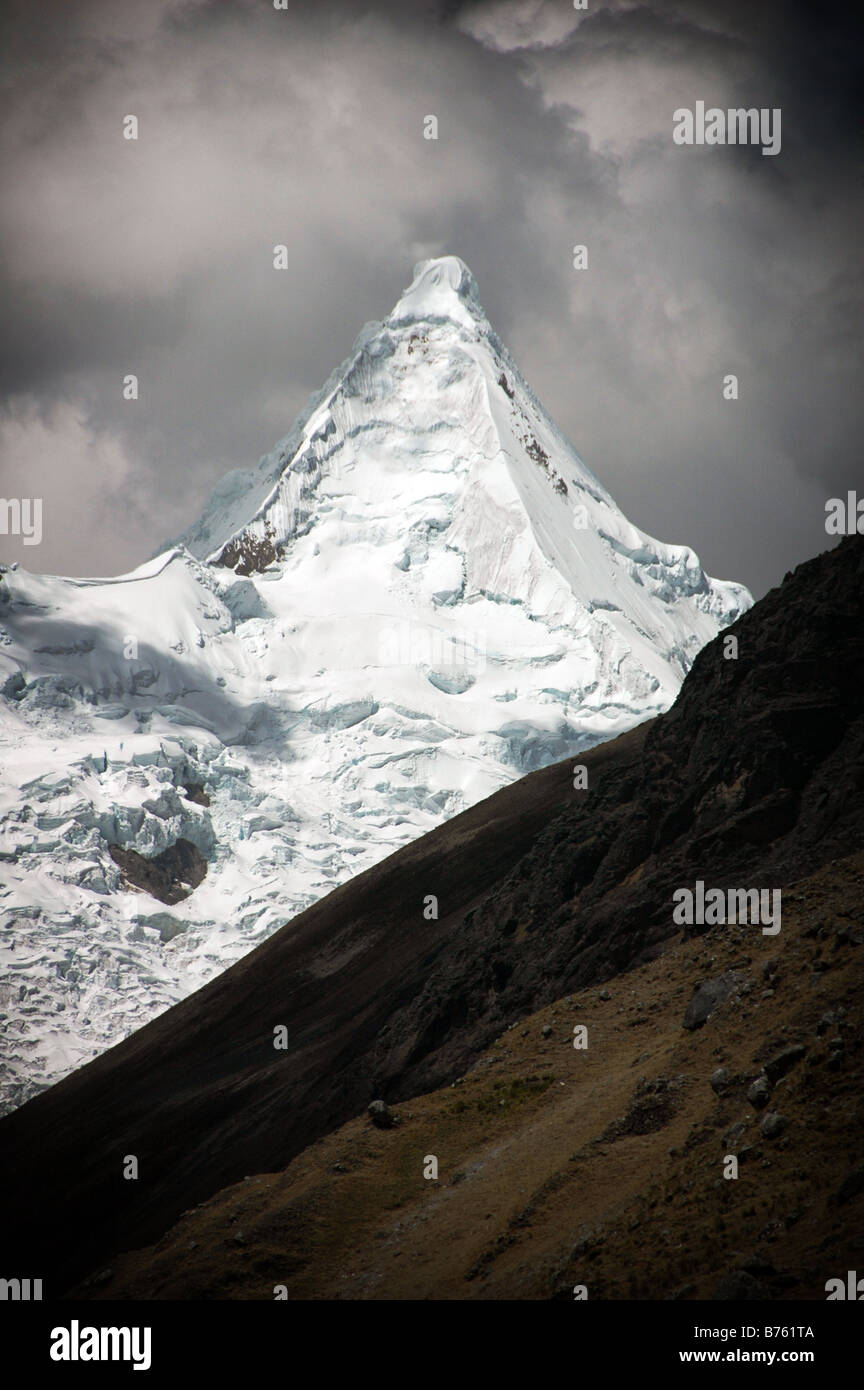 La forme pyramidale parfaite de la Nevado Alpamayo, l'une des plus ...