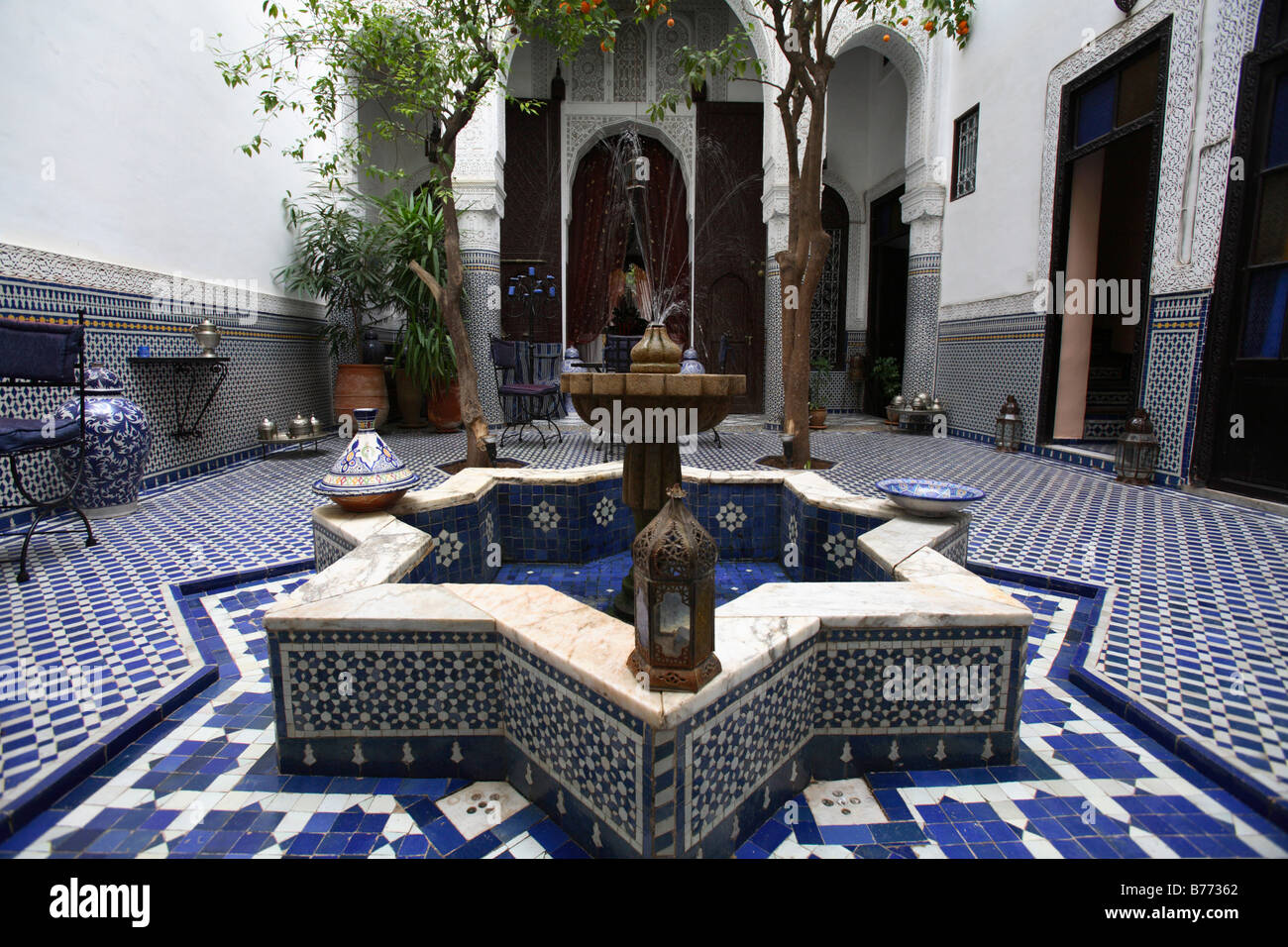 Fontaine dans un Riad traditionnel, Fes, Maroc Photo Stock - Alamy