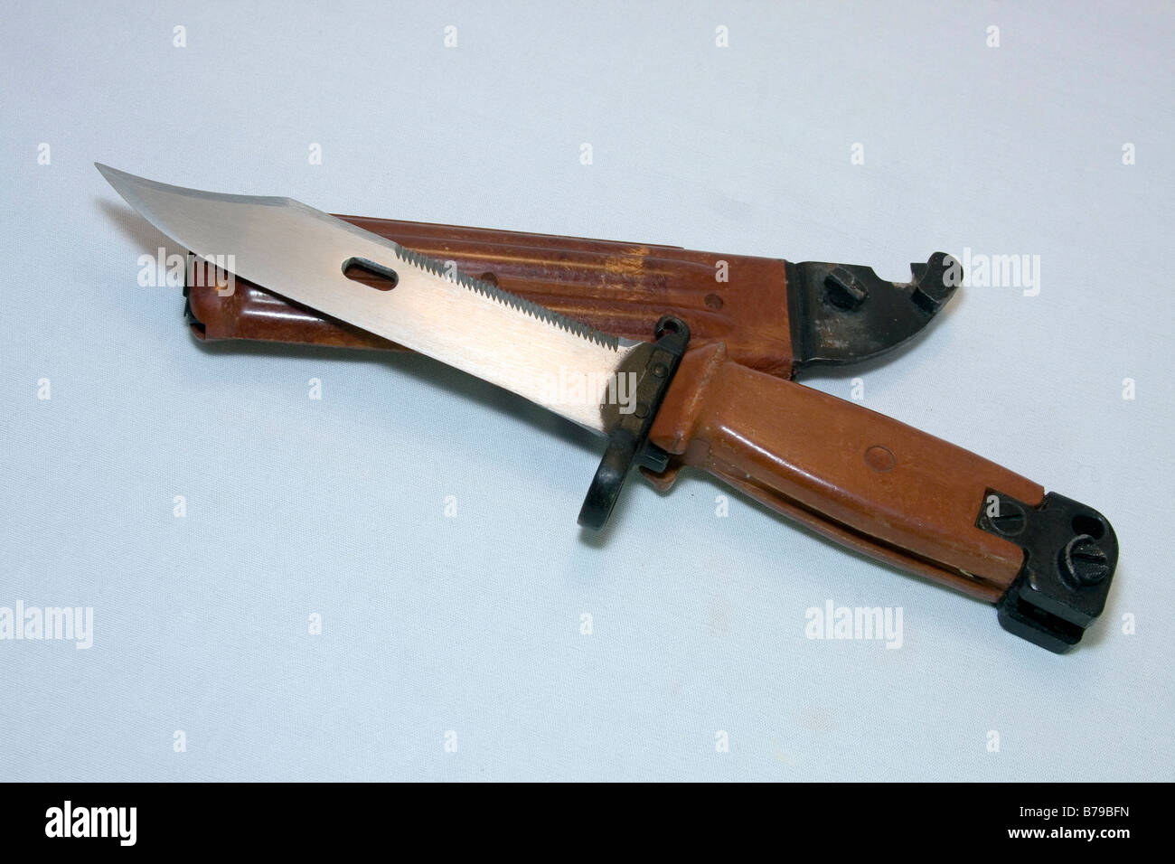 Couteau militaire de type Kalachnikov de carabine isolé sur blanc Photo ...