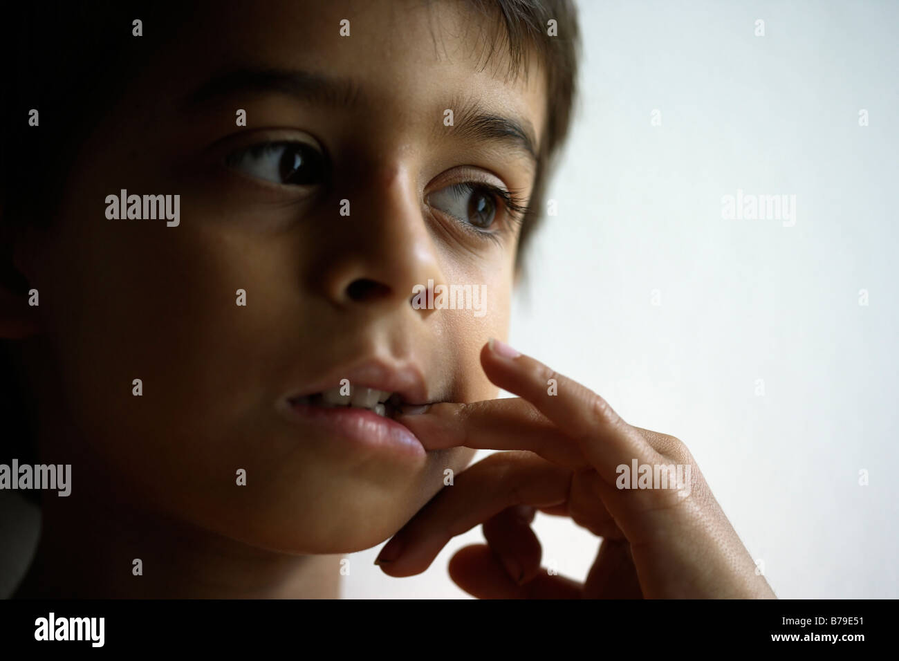 Chewing fingernails Banque de photographies et d’images à haute ...