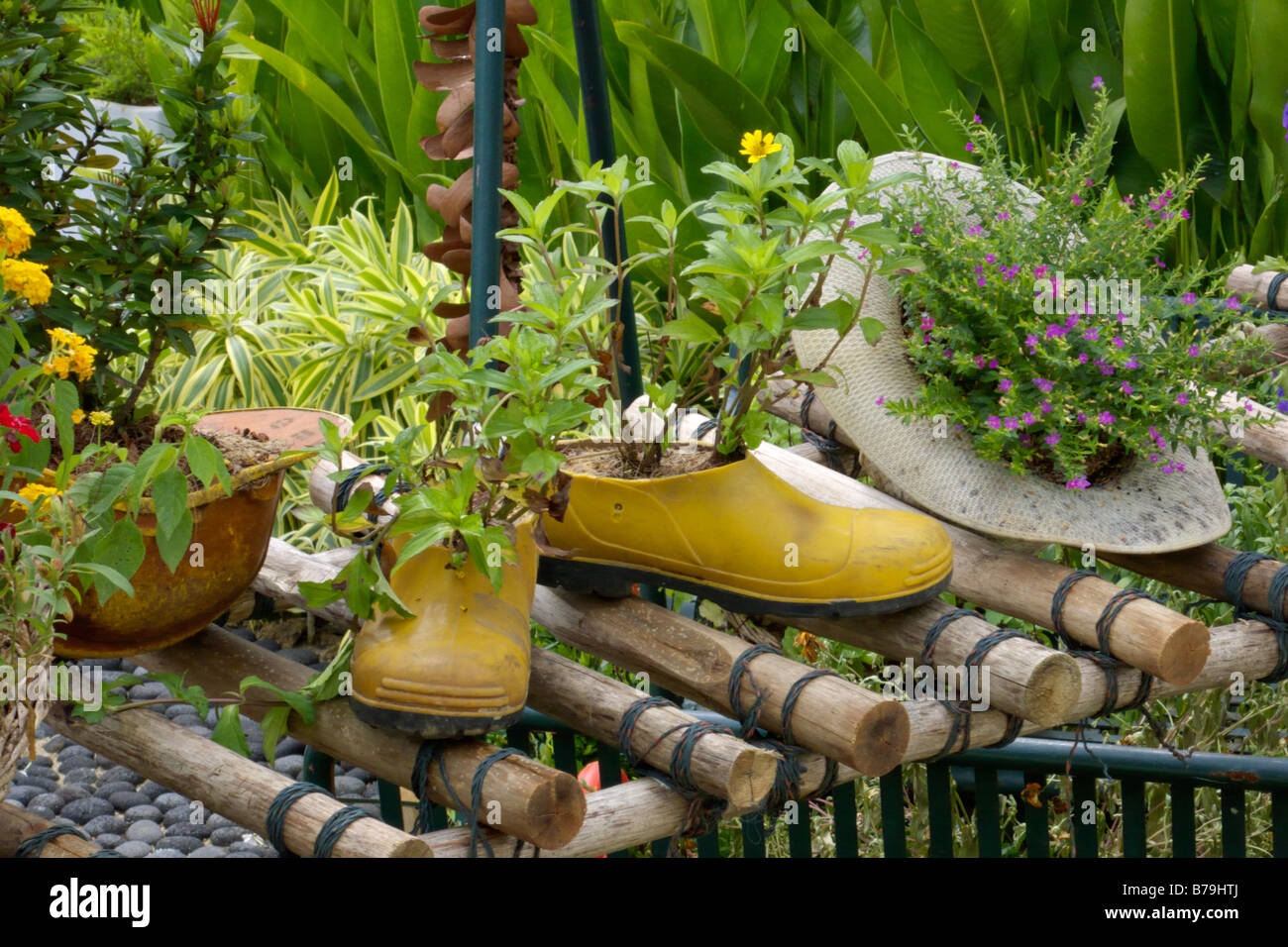 Used shoes Banque de photographies et d’images à haute résolution - Alamy