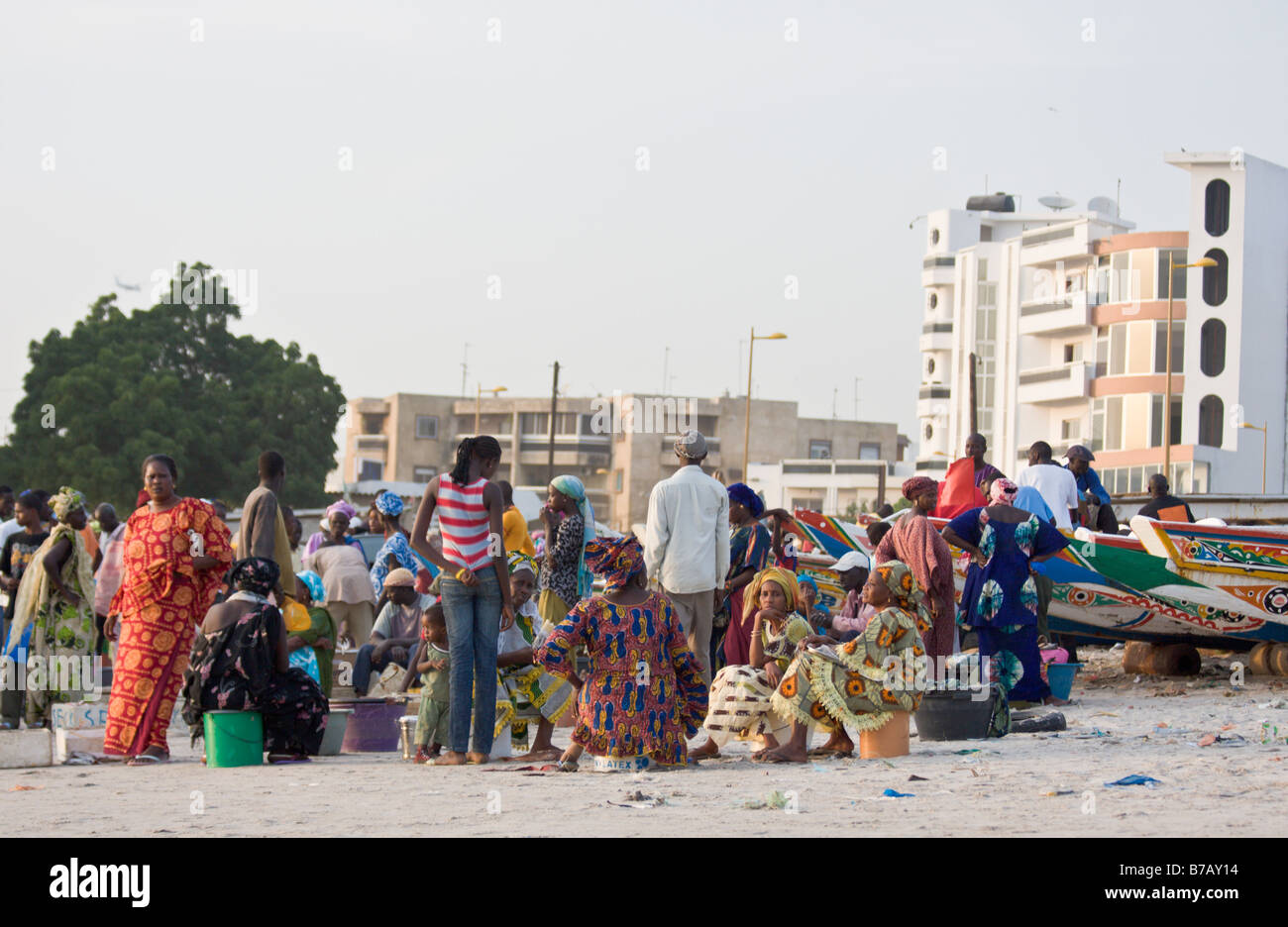 Ce marché aux poissons sur la plage de la capitale du Sénégal ville de ...