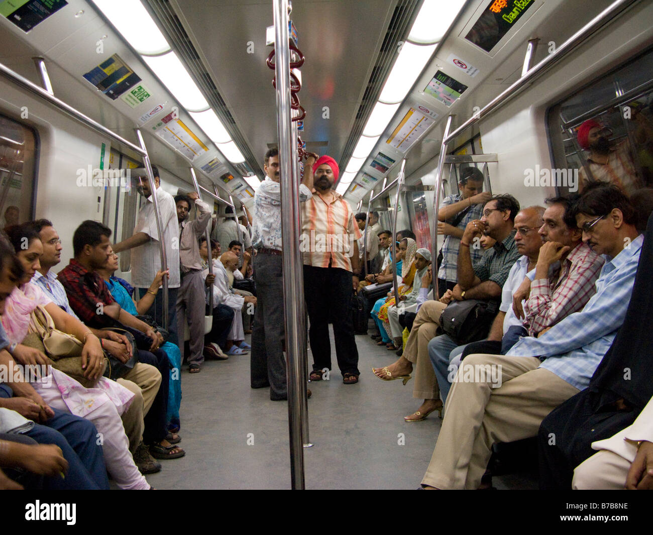 Une ligne jaune train de tube intérieur du chariot avec les passagers. Delhi Metro Rail system ...