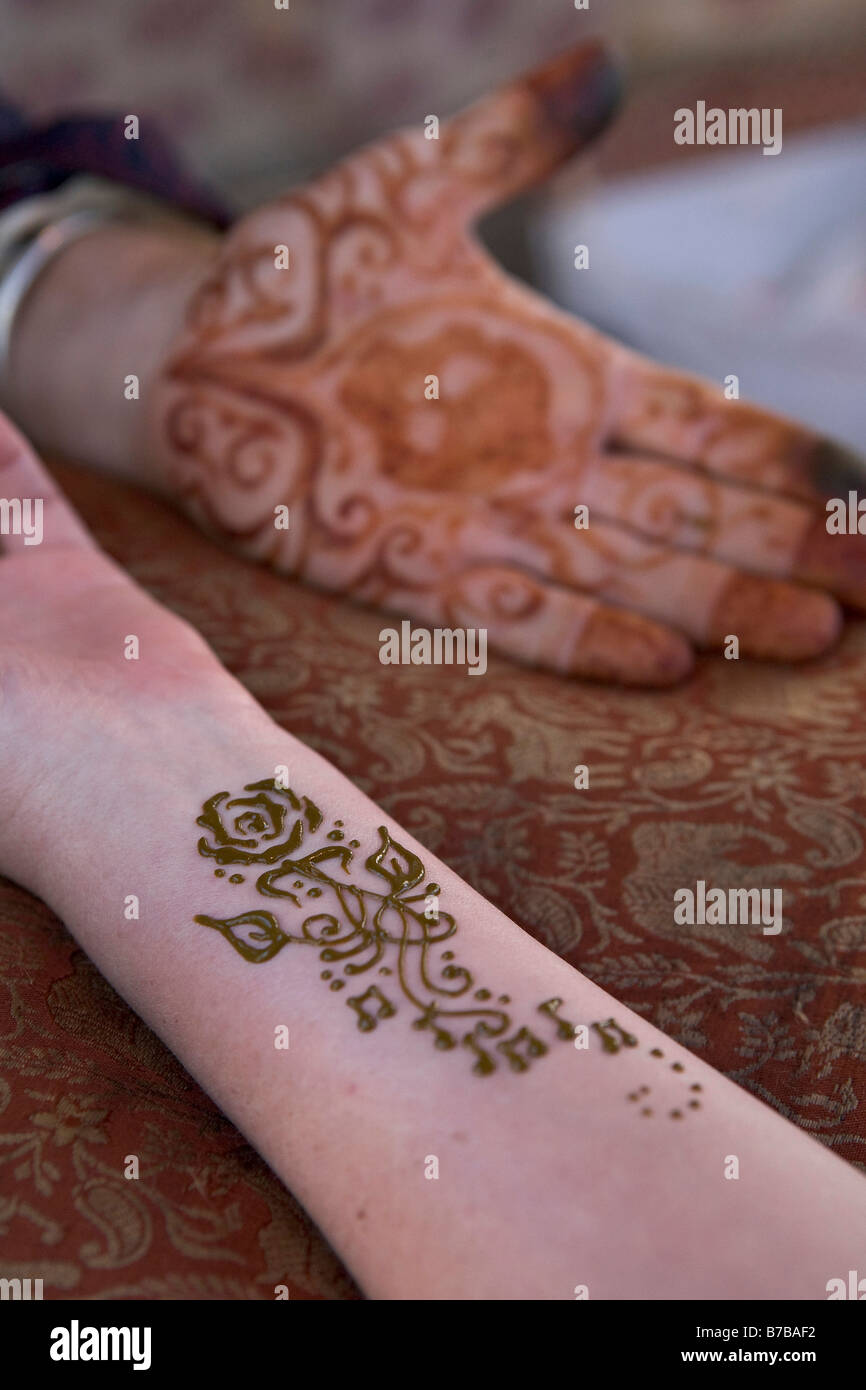 Femme avec tatouage au henné marocaine Banque de photographies et d ...