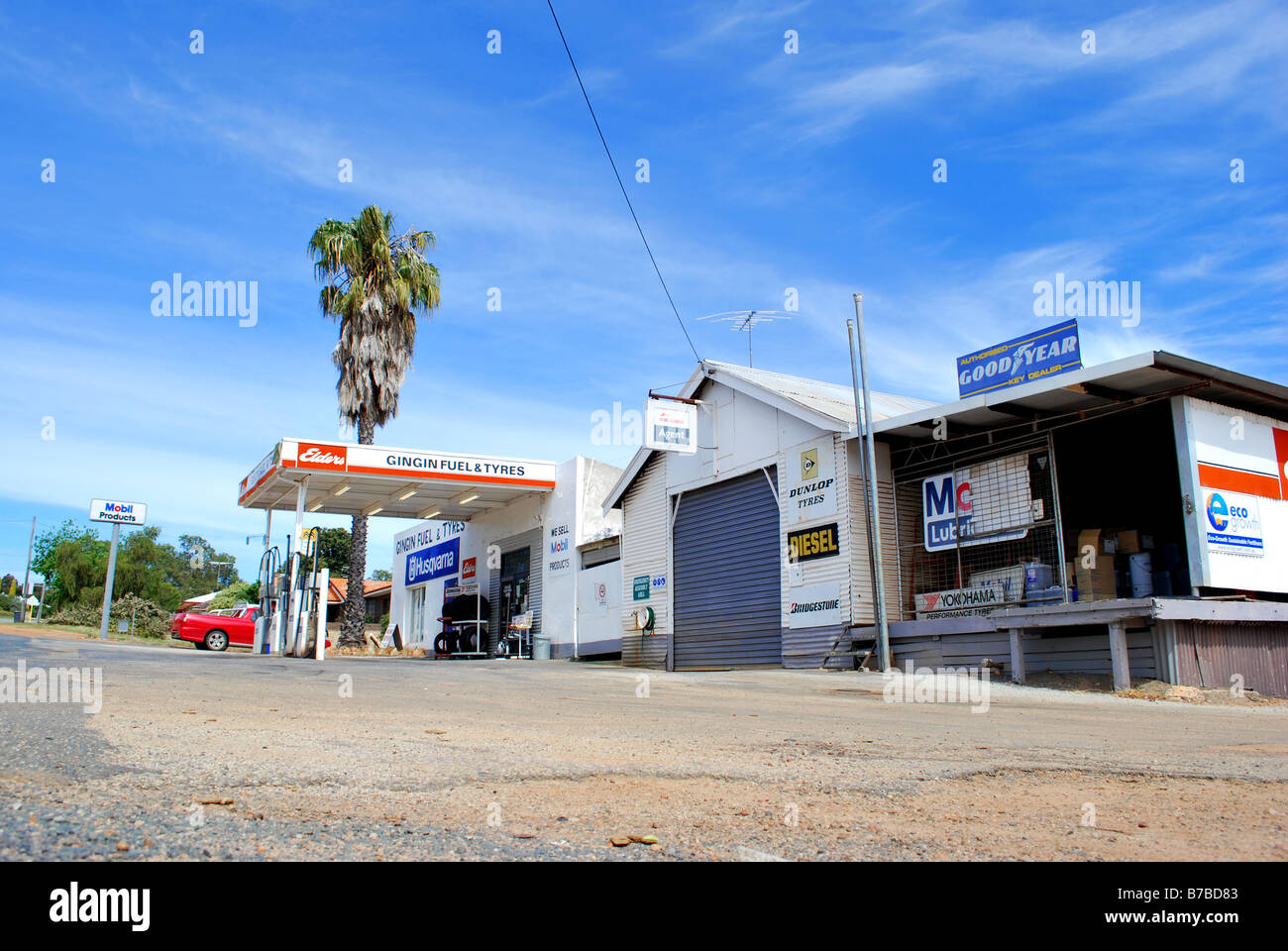 Old deserted petrol station garage Banque de photographies et d’images ...