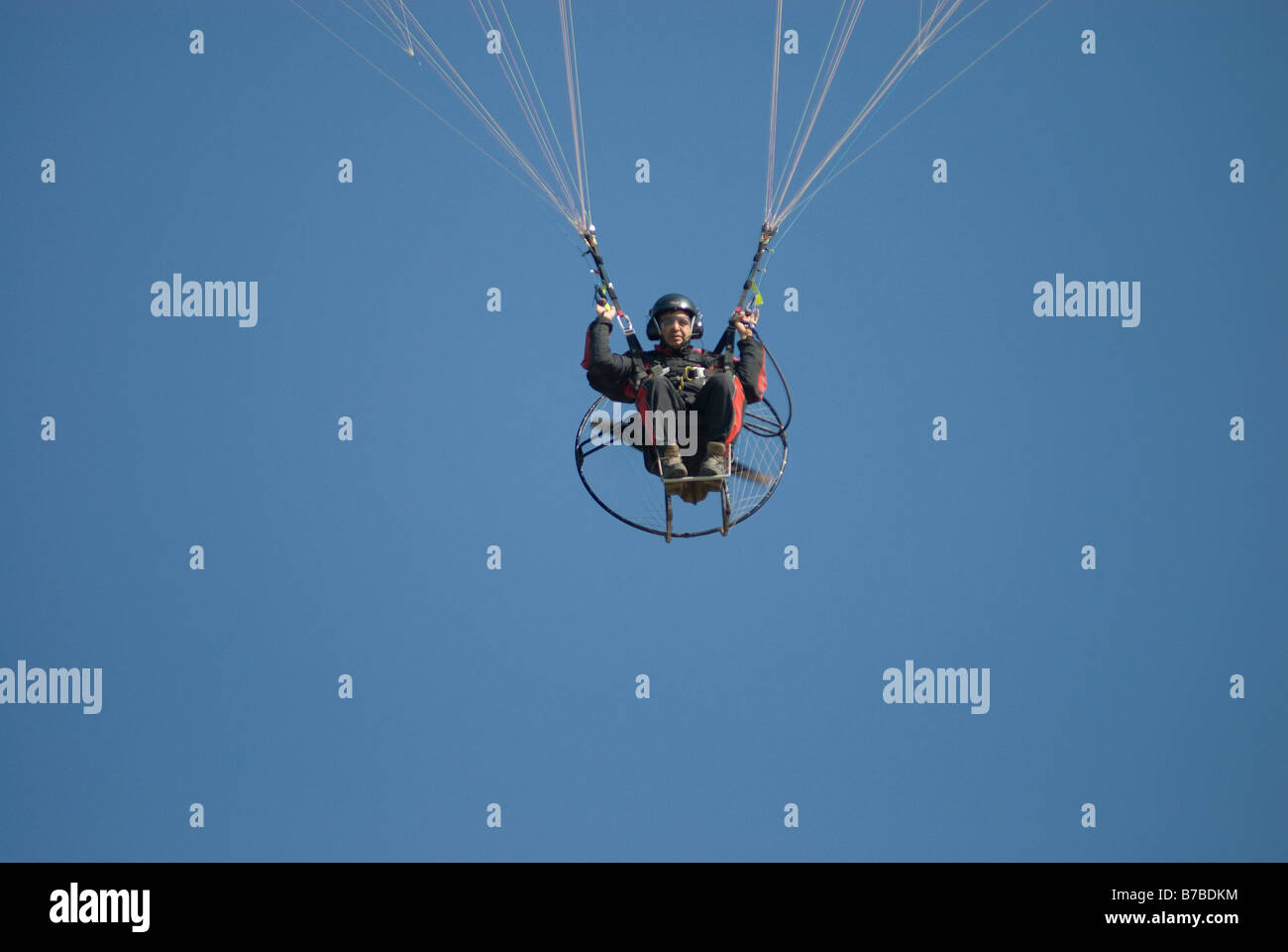Un homme parapente Banque de photographies et d’images à haute ...